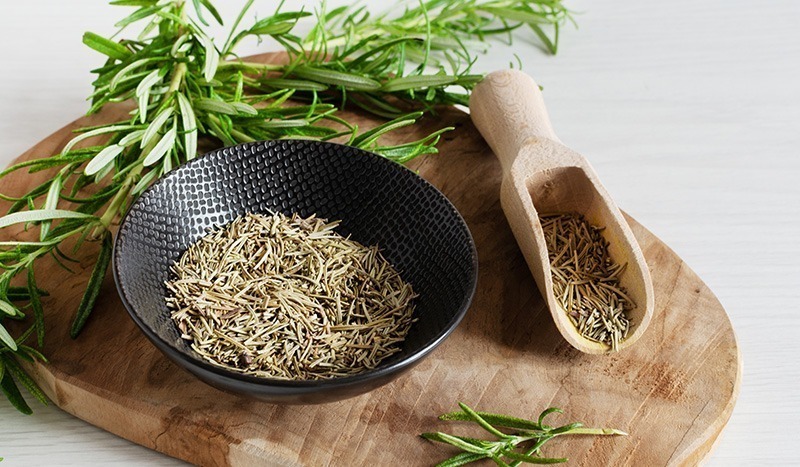 Le romarin, une épice consommée qui renferme des bienfaits